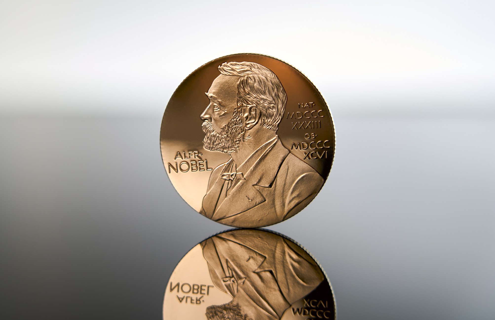 Trei cercetători americani au câștigat Premiul Nobel pentru Fizică 2025 ...